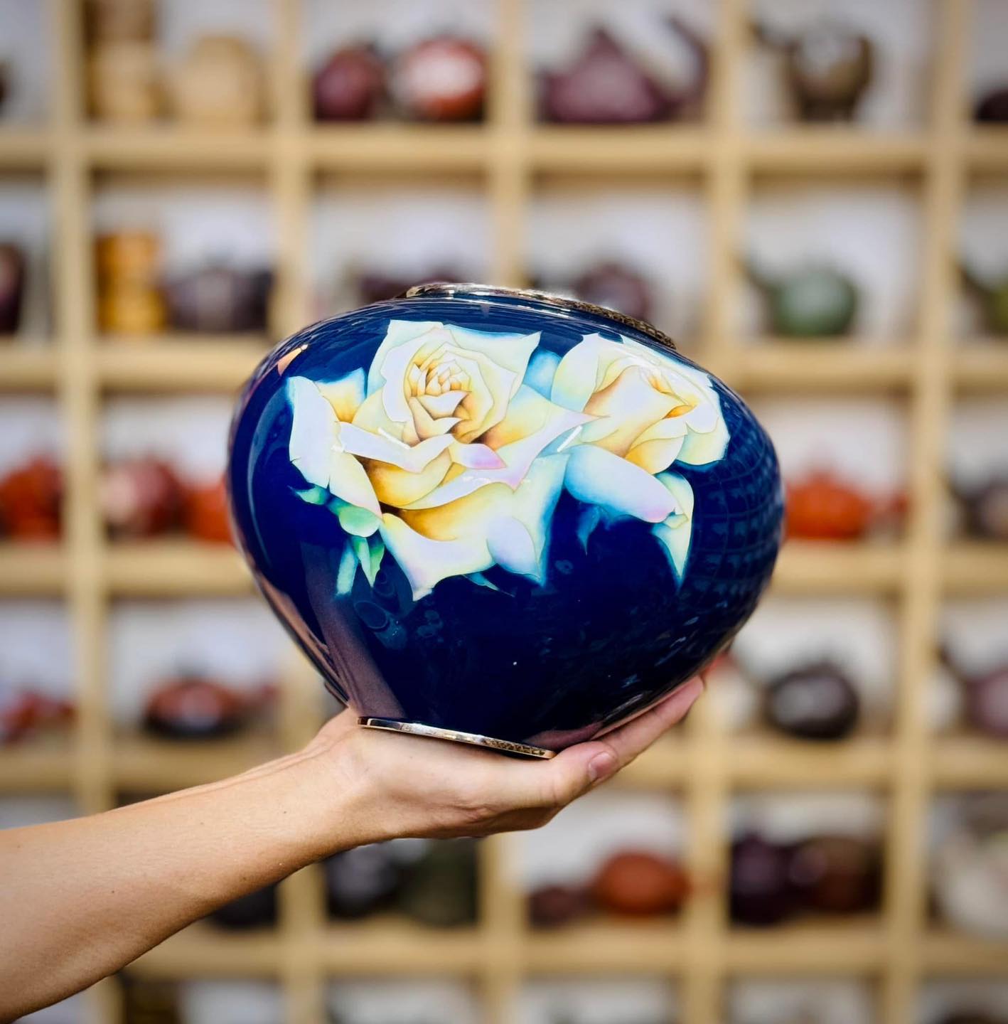 Chiếc bình Shippo Nhật bản hoa hồng đình đám của Ando Jubei rất đẹp – Tiệm gốm Totto-Chan